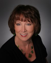 Lynn Beckwith Receives the 2010 Woman of Excellence Award - Kingwood